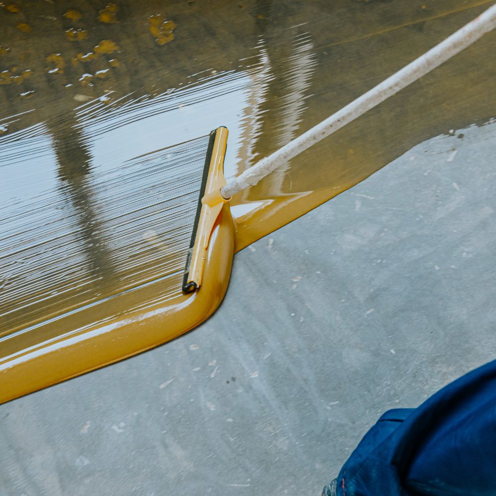 Hoe gaat een gietvloer verven in zijn werk?